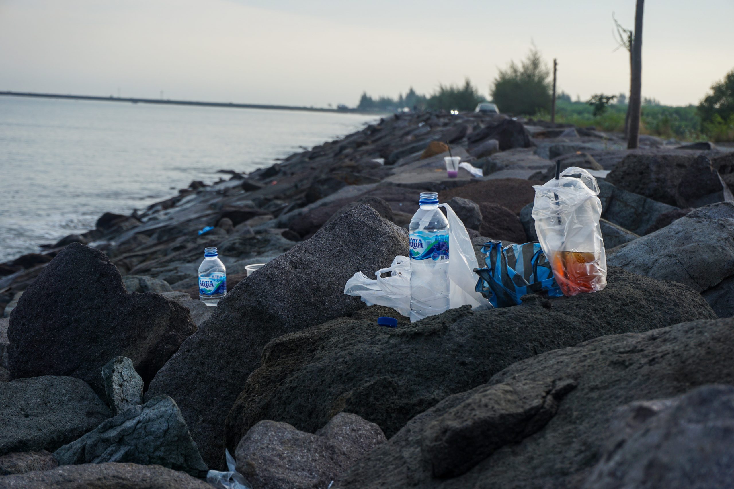 Foto: Tebaran Sampah Plastik di Pantai Banda Aceh - Acehkini.ID
