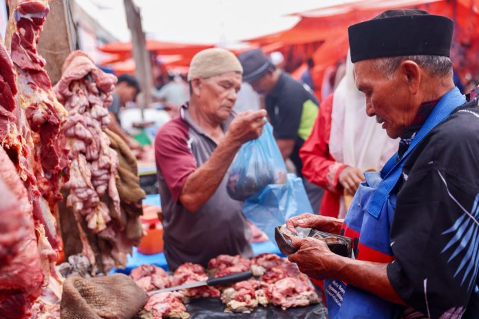 Ramai-ramai Membeli Daging di Hari Meugang - Acehkini.ID