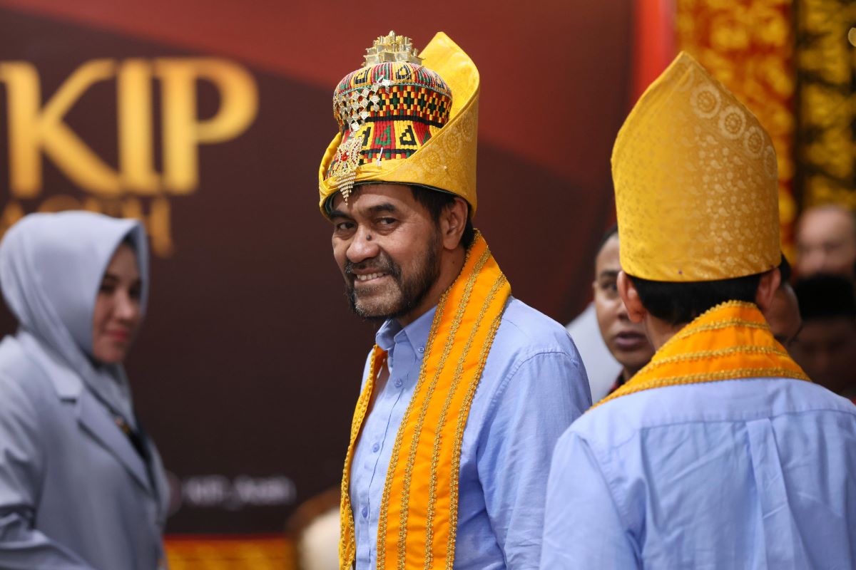 Foto: Mualem dan Dek Fadh Daftarkan Diri ke KIP Aceh - Acehkini.ID