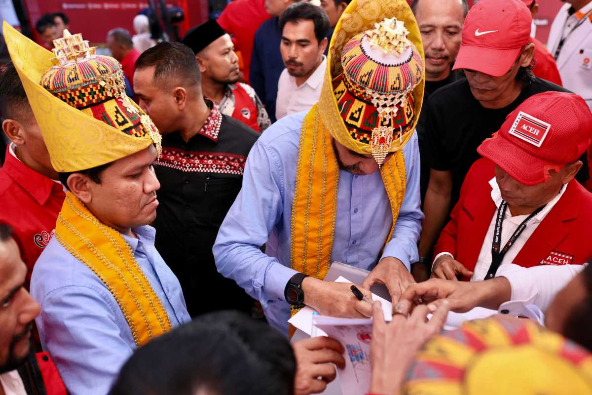 Foto: Mualem dan Dek Fadh Daftarkan Diri ke KIP Aceh - Acehkini.ID
