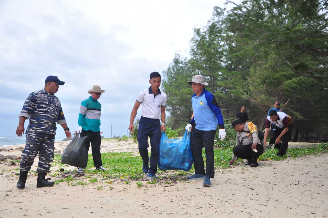 World Cleanup Day, Aceh Besar Gelar Aksi 1 Jam Pungut Sampah di Venue ...