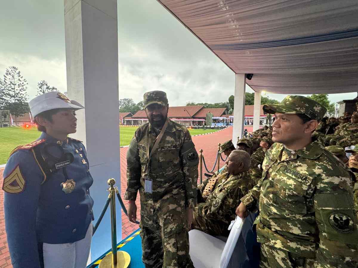 Presiden Prabowo dan Mualem Saling Hormat di Parade Senja Magelang ...