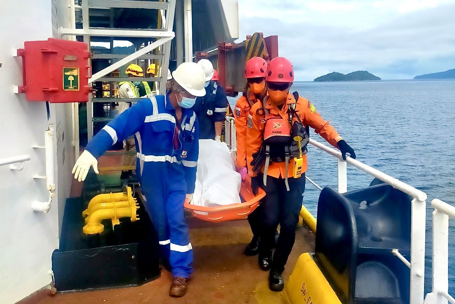 Tim SAR Evakuasi Jenazah ABK Yunani dari Kapal MV Alpha Wisdom di Laut ...