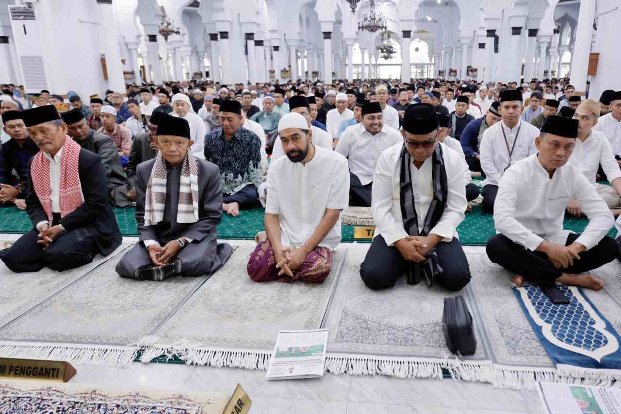 Mualem dan Kak Na Salat Iduladha di Masjid Raya Baiturrahman - Acehkini.ID